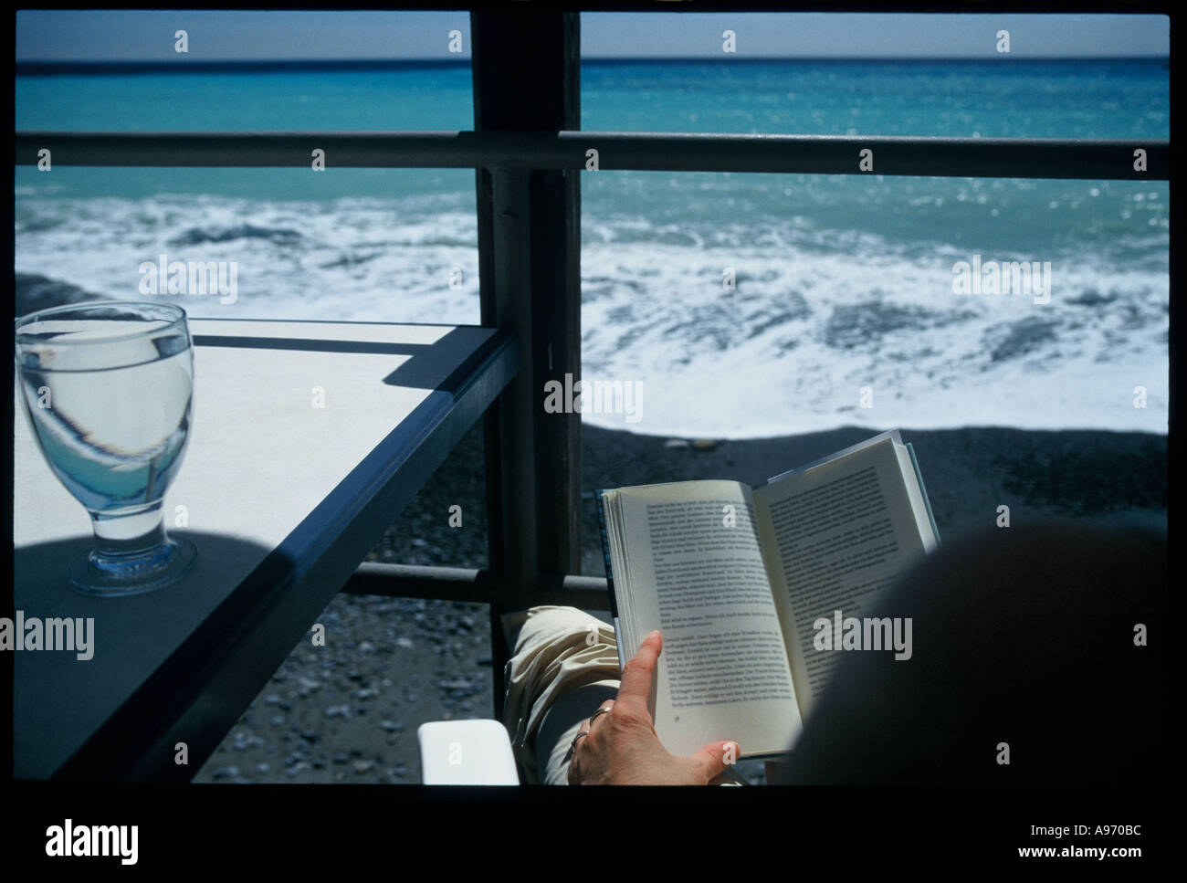 Reading a book seaside Liguria Ítaly Stock Photo - Alamy