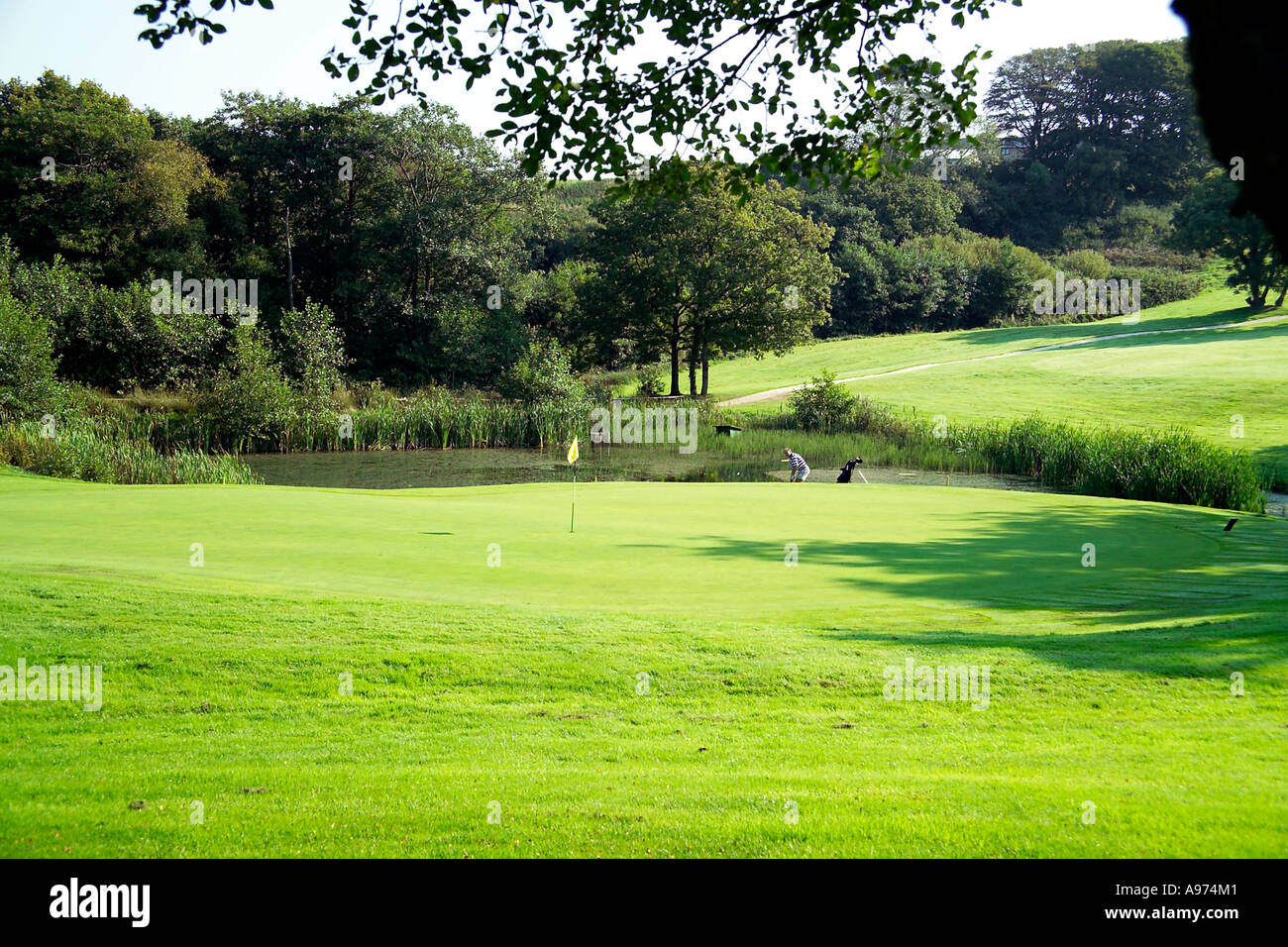 Golf course pond uk hi-res stock photography and images - Alamy