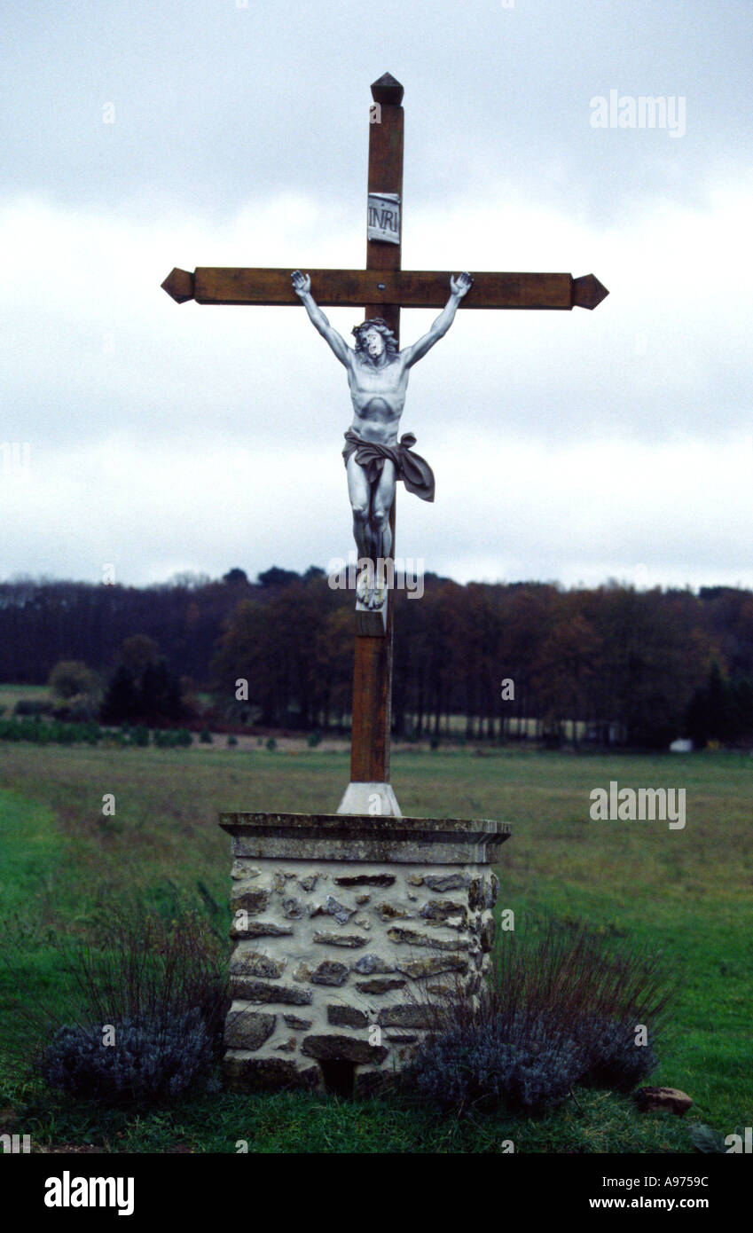 Cross jesus in middle countryside hi-res stock photography and images ...