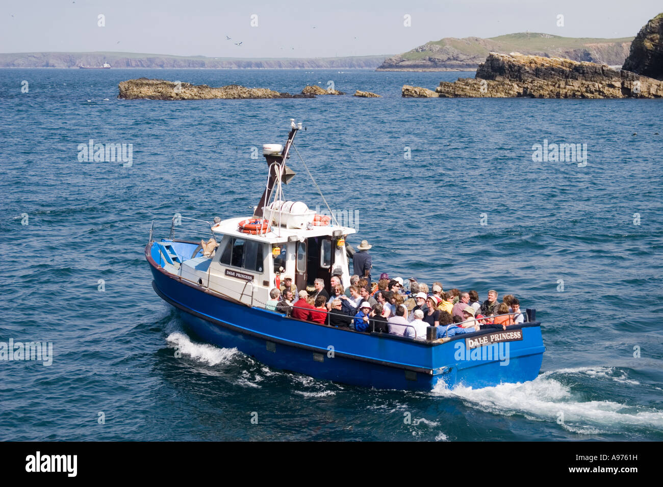 Boats to skomer island hi-res stock photography and images - Alamy