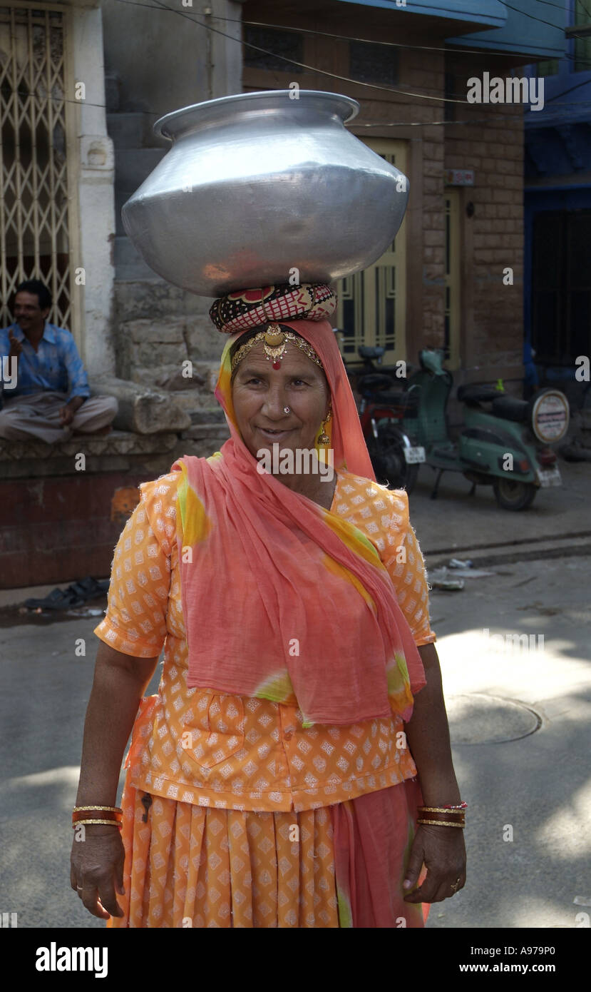Woman carrying a pot of water on her head in Jodhpur India Stock Photo ...