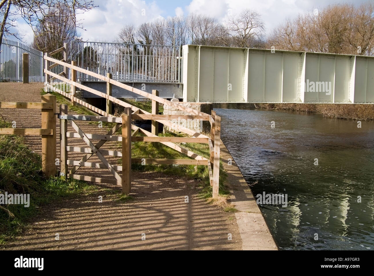 Footpath Leading to Bridge on the River Lee, Enfield Stock Photo - Alamy