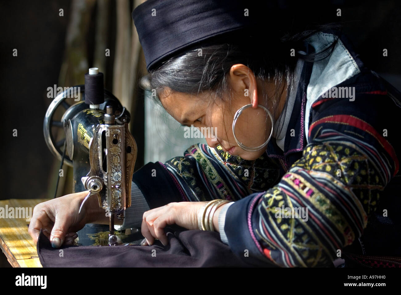 Vietnamese woman sewing Stock Photo - Alamy