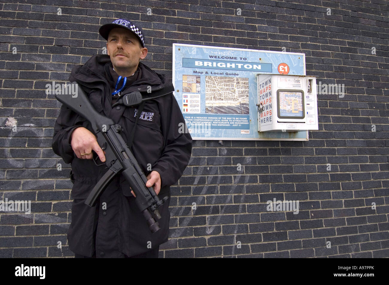 Armed British Police officer in Brighton Stock Photo - Alamy