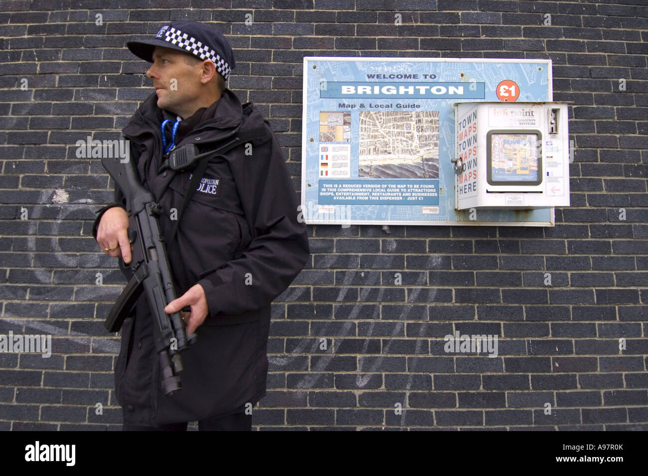 Armed British Police officer in Brighton Stock Photo - Alamy