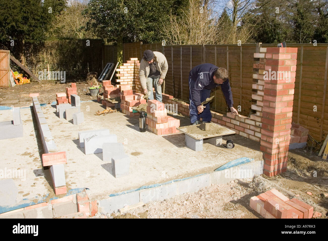 Male bricklayers hi-res stock photography and images - Alamy