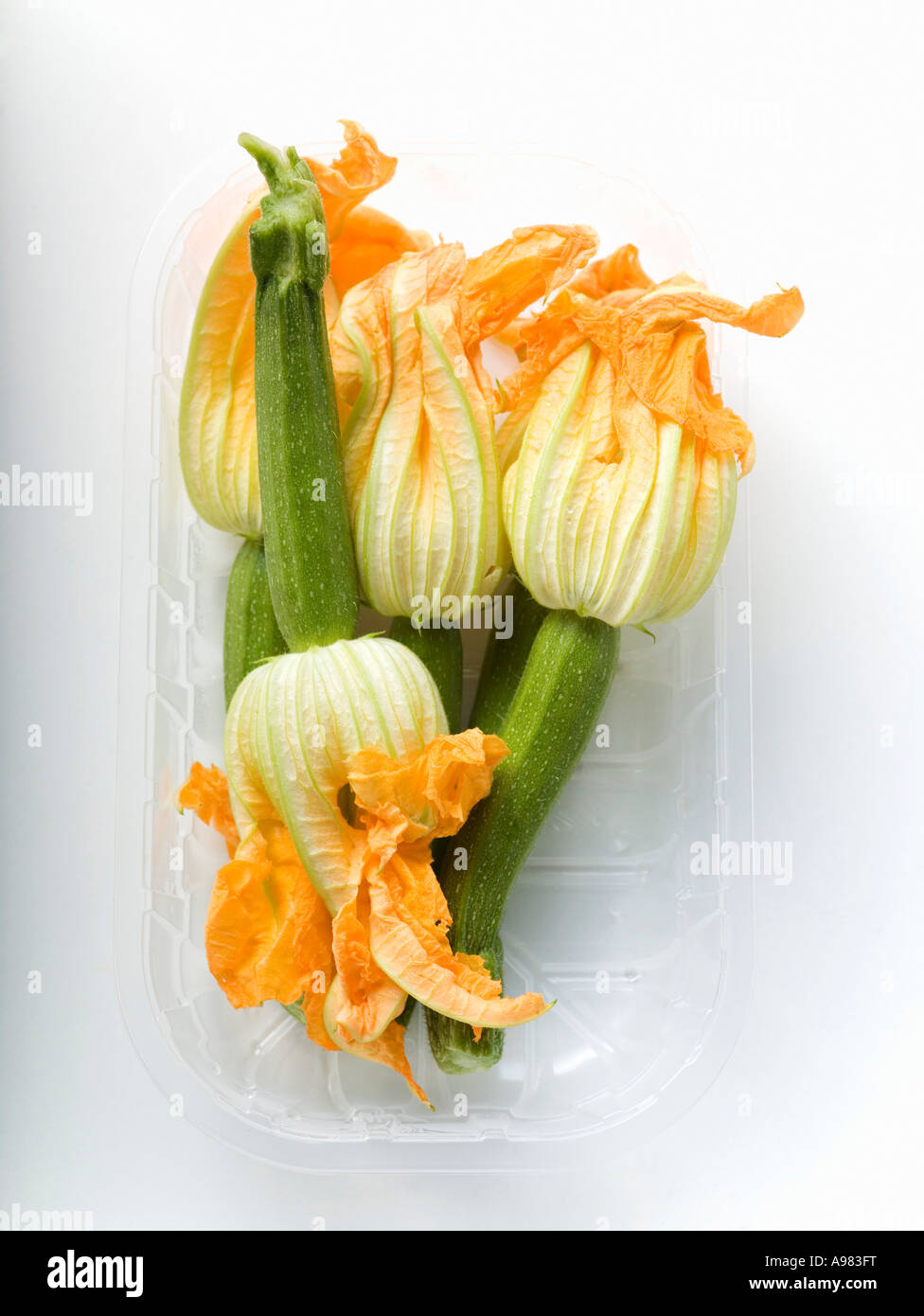 Courgettes with flowers in plastic tray FoodCollection Stock Photo - Alamy