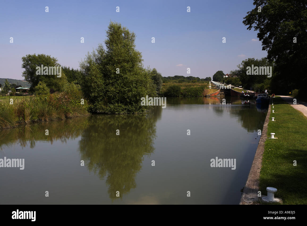 Caen Hill Flight, Kennet and Avon Canal, Devizes, Wiltshire, England ...