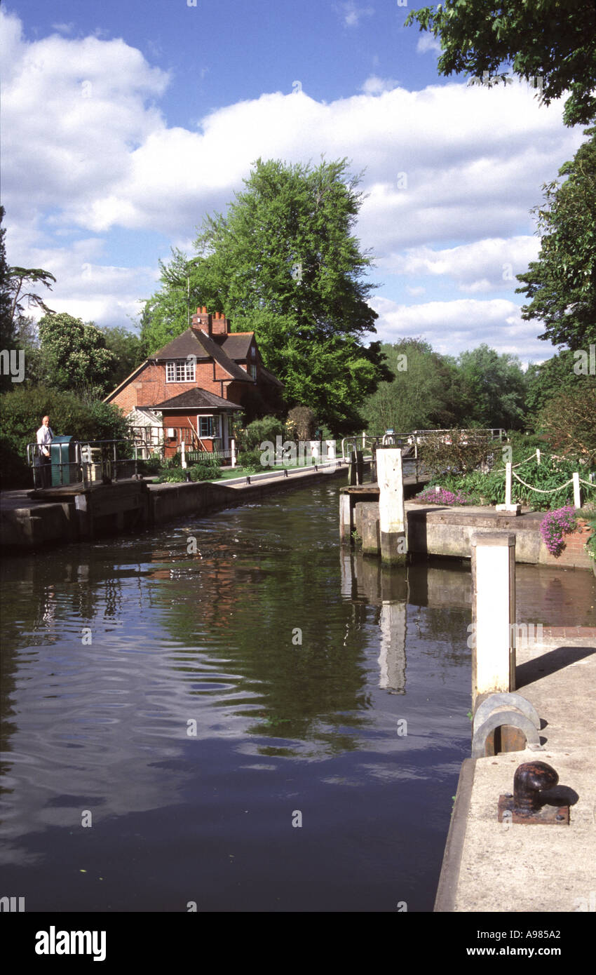 Sonning lock thames hi-res stock photography and images - Alamy