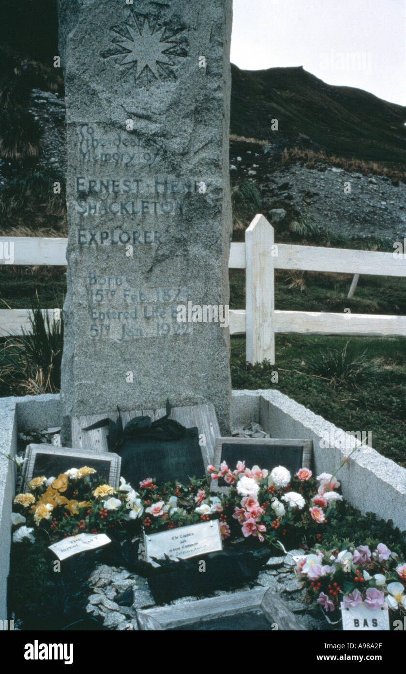 Grave of Sir Ernest Shackleton at Grytviken Stock Photo - Alamy