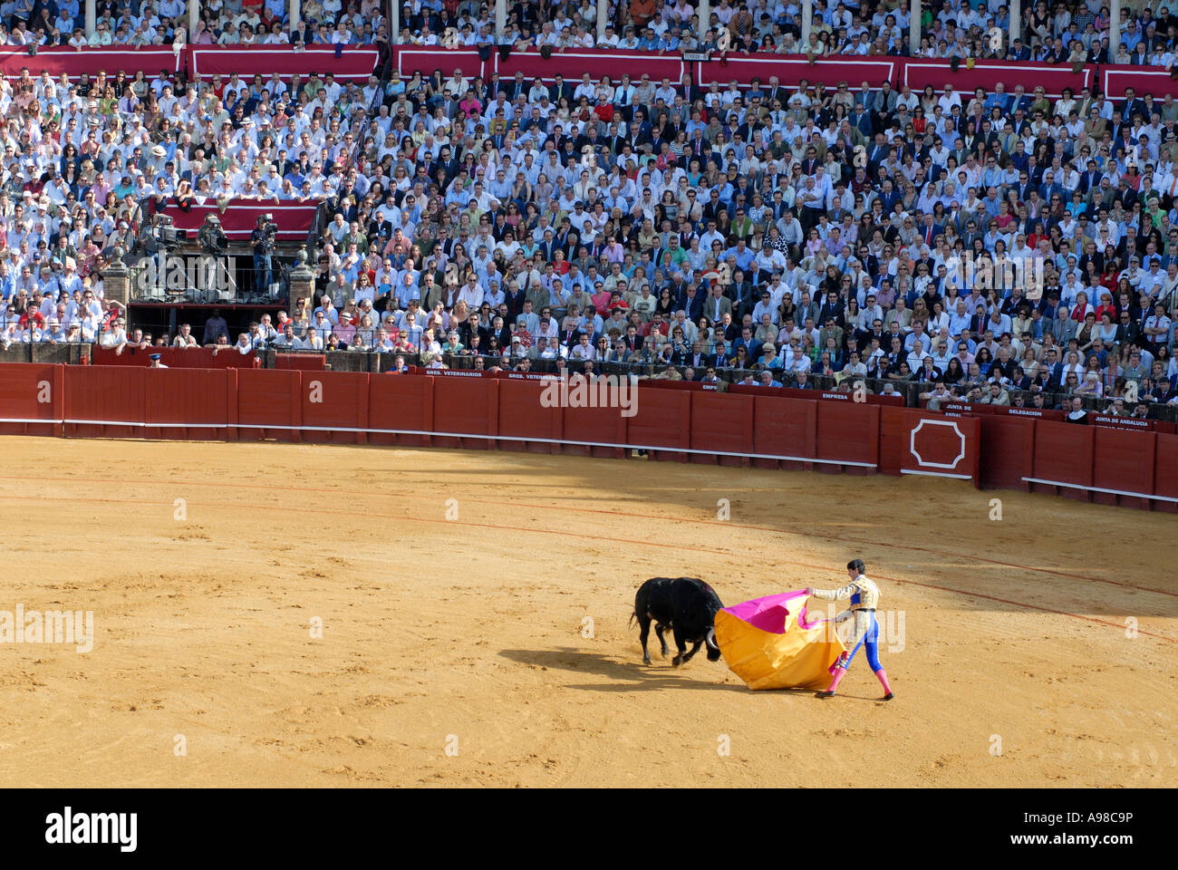 Spain bullfight audience hi-res stock photography and images - Alamy