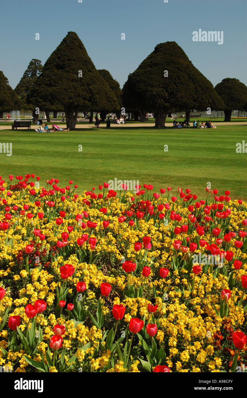 England fountain red flowers hi-res stock photography and images - Alamy