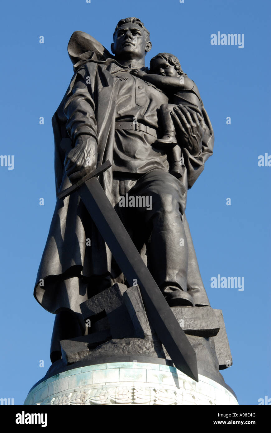 Giant soviet statue hi-res stock photography and images - Alamy