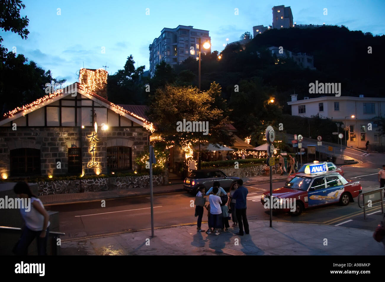 Evening view of the Peak Lookout restaurant, Hong Kong, China Stock ...