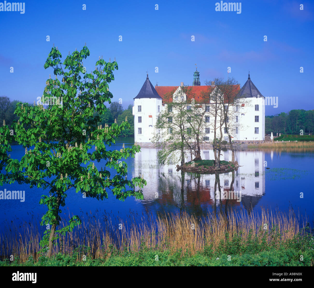 Moated castle glucksburg castle hi-res stock photography and images - Alamy