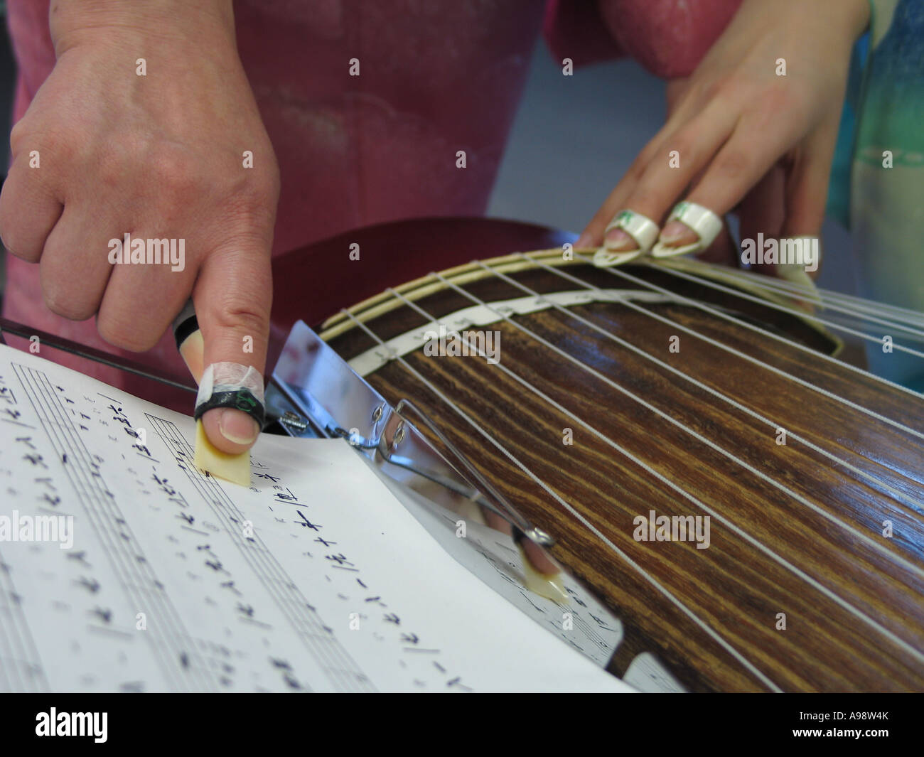 Japanese women play on koto Stock Photo - Alamy