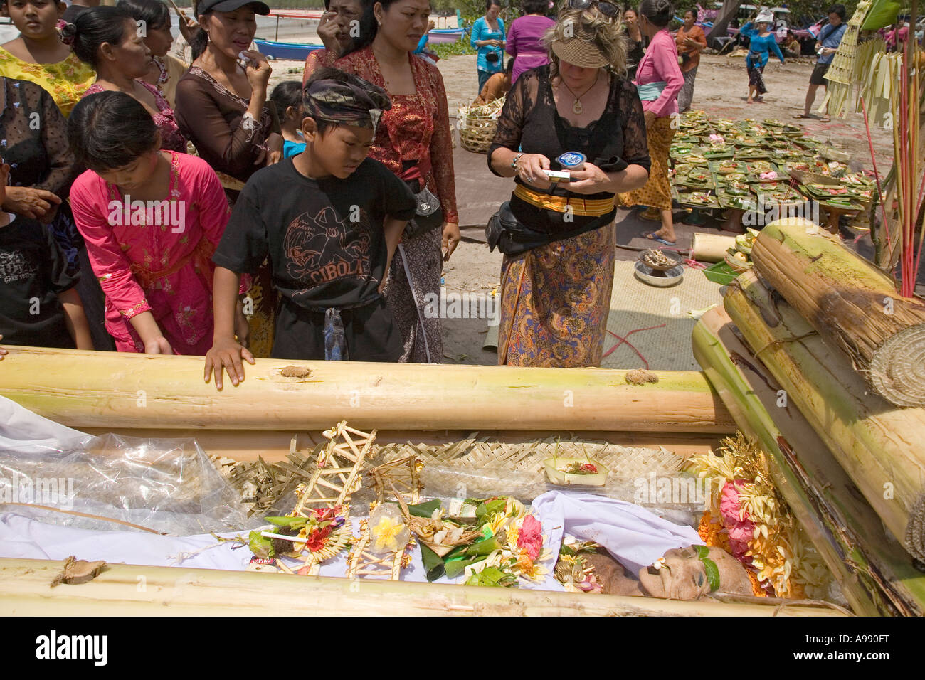 Cremation hindu coffin hi-res stock photography and images - Alamy