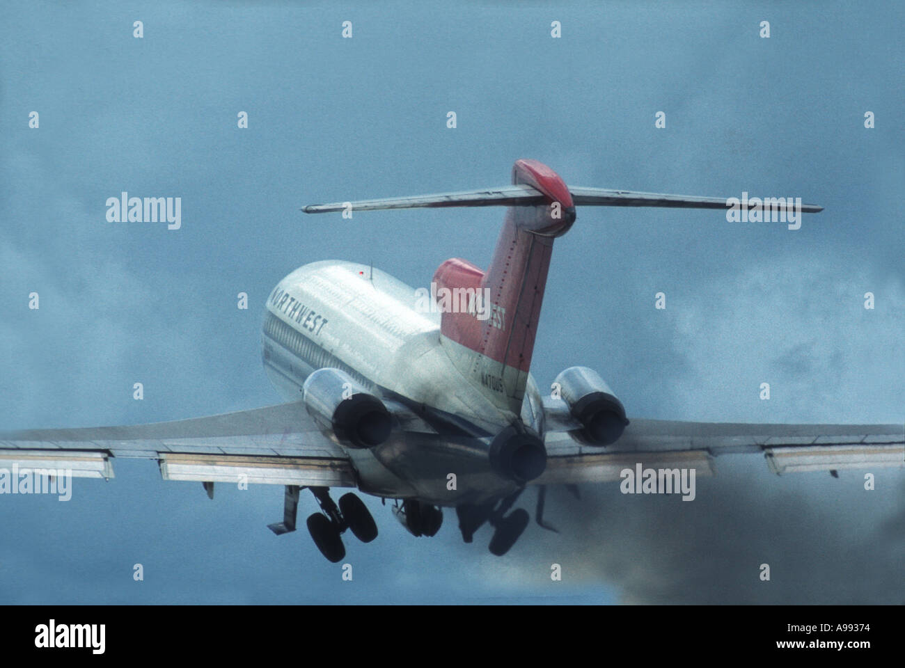 Airplane taking off smoke hi-res stock photography and images - Alamy