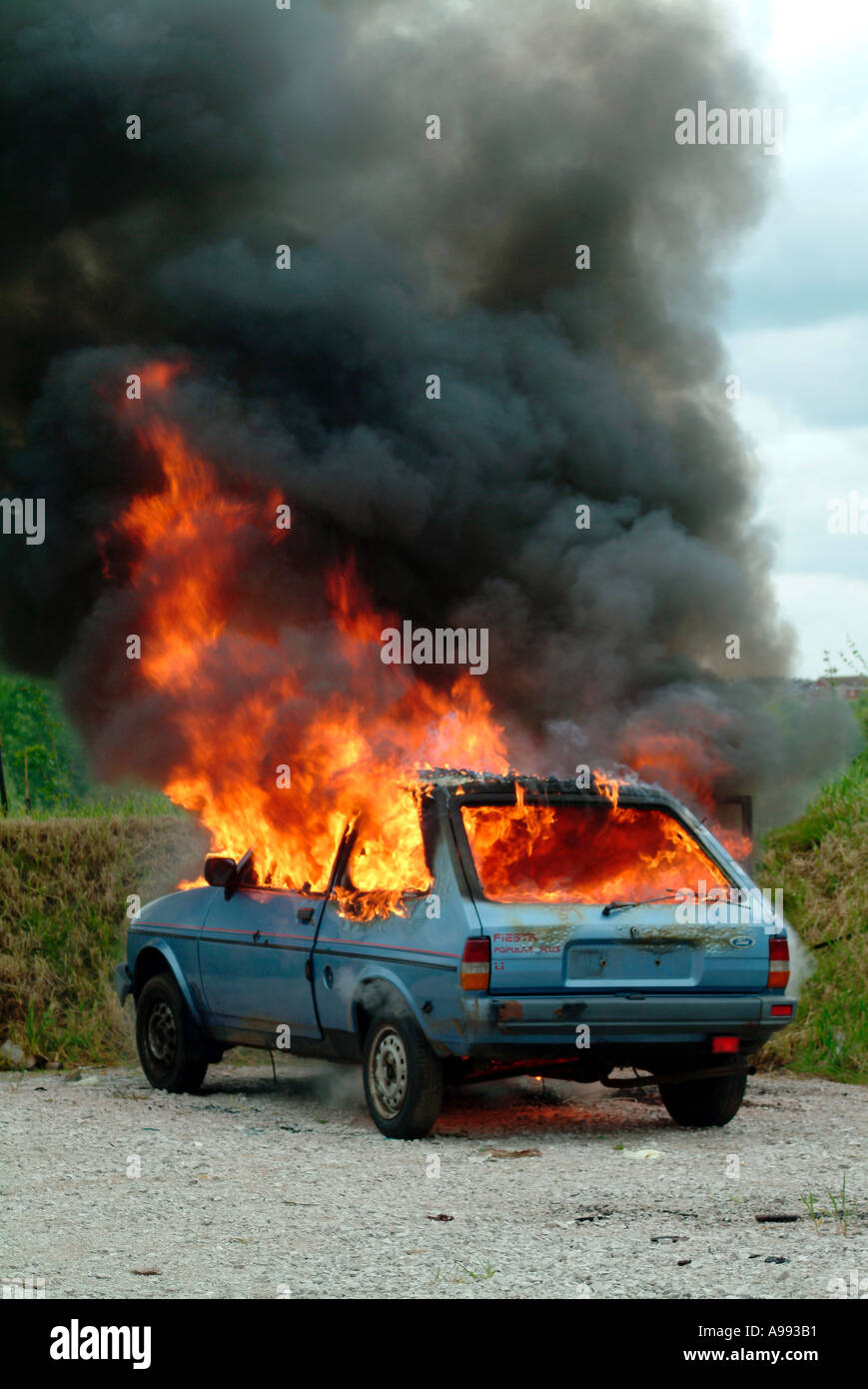 Burning car hi-res stock photography and images - Alamy