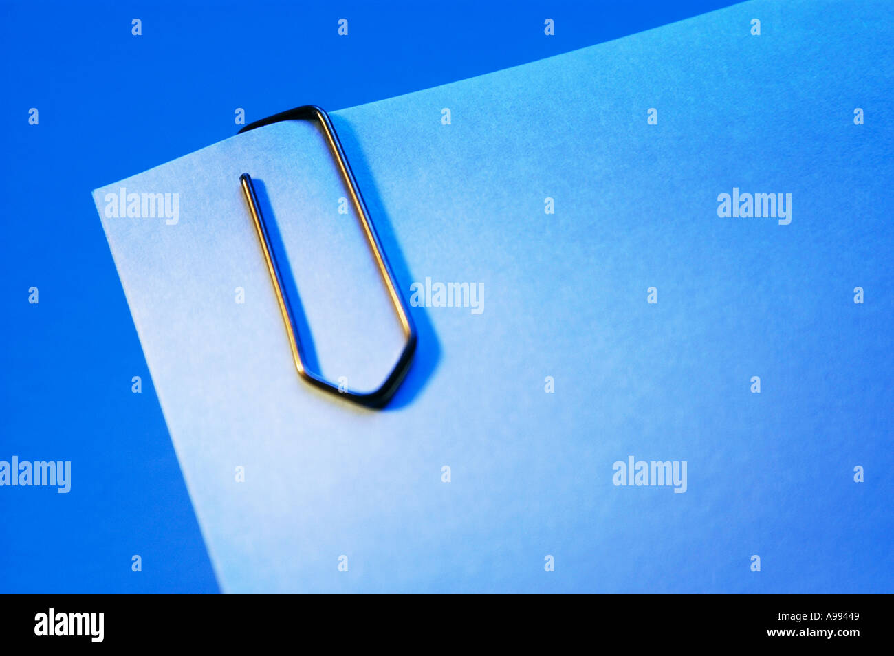 Note sheet with paper clip Stock Photo - Alamy