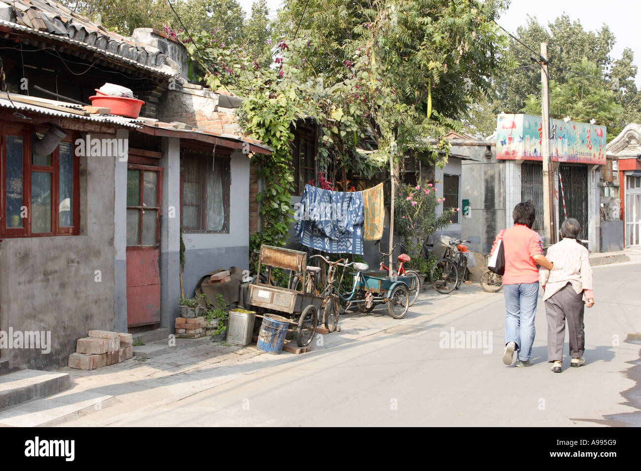 Hutong Lane Hutongs are traditonal courtyard homes Beijing China Stock ...