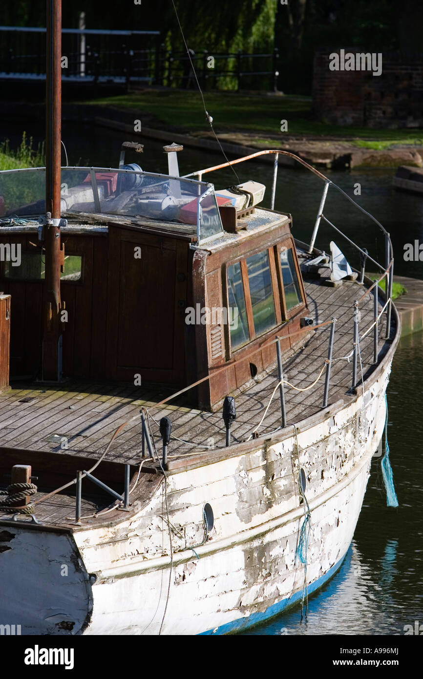Abandoned narrowboat hi-res stock photography and images - Alamy