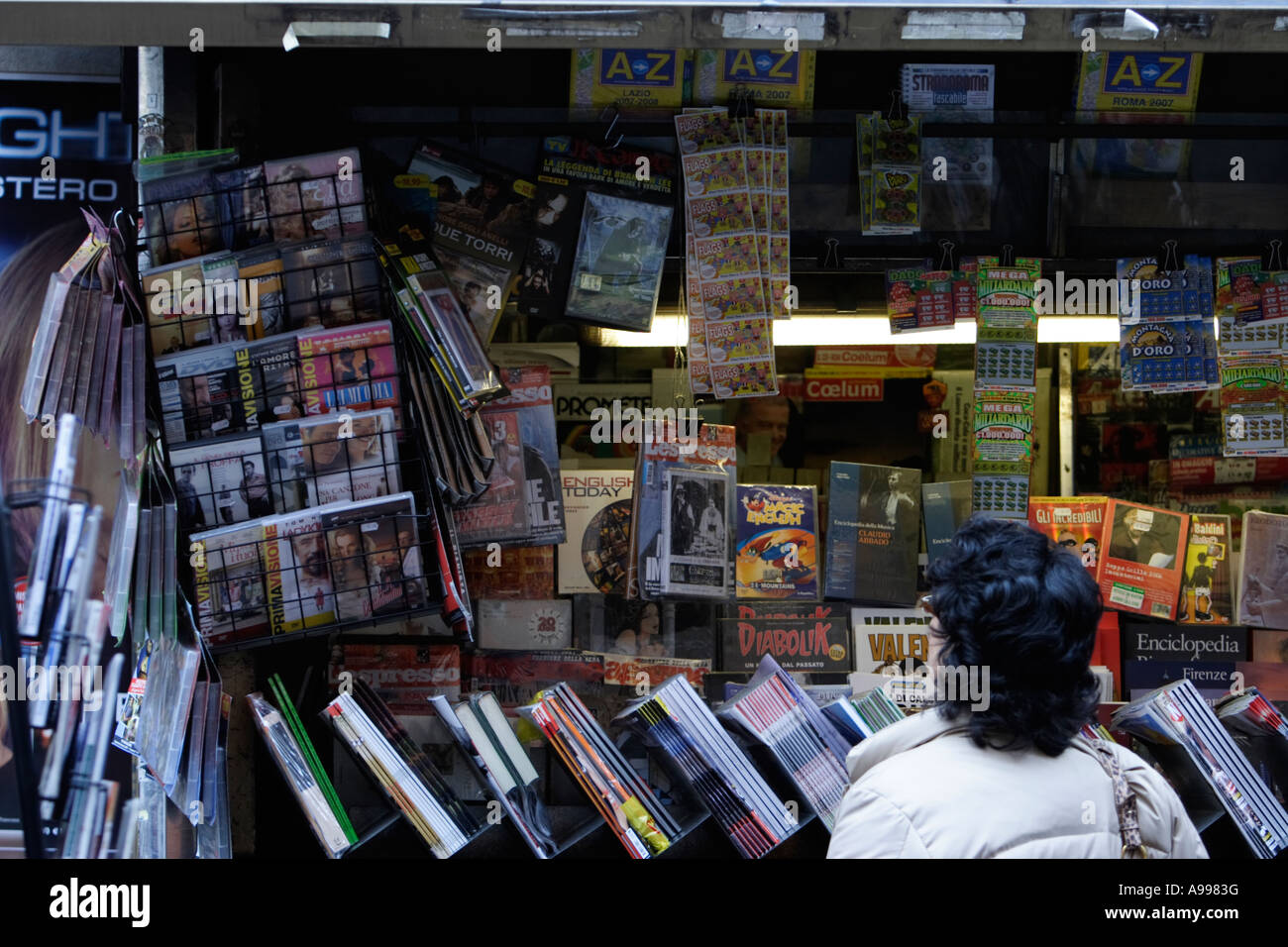 Selling newspapers italian hi-res stock photography and images - Alamy