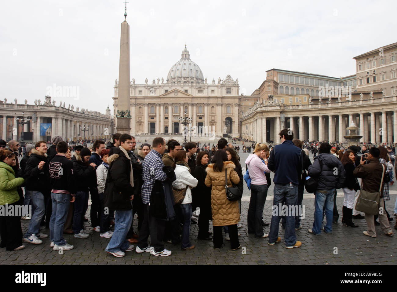 Saint peters basilica vatican line hi-res stock photography and images ...