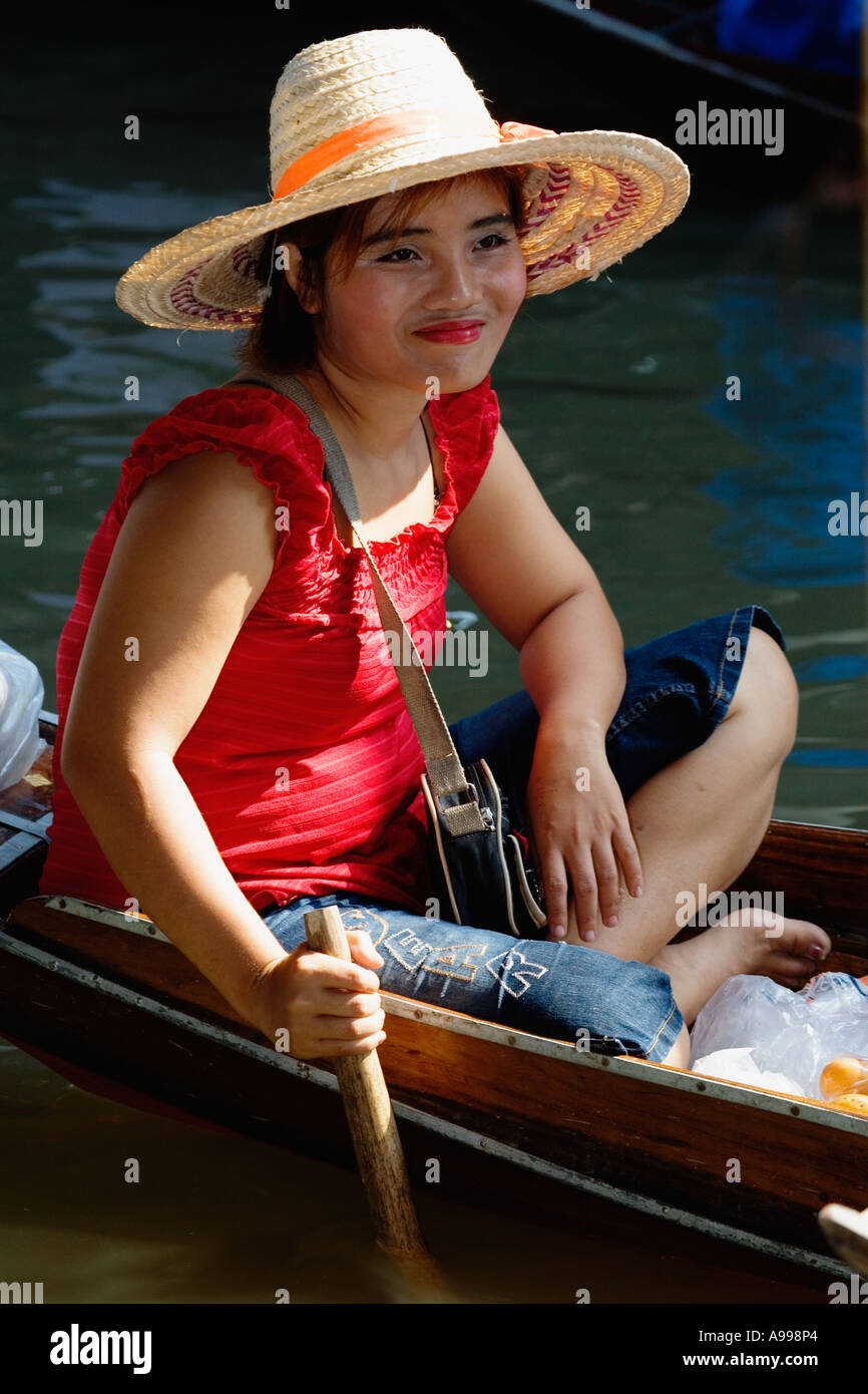 Beautiful Thai merchant on the canal at the Damnoen Saduak Floating ...