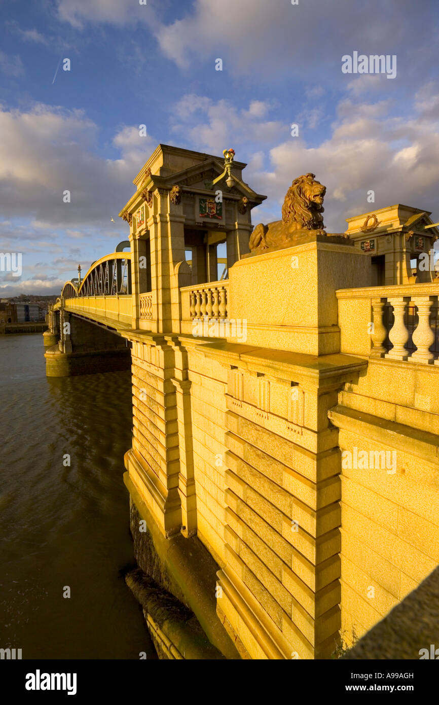 Rochester bridge hi-res stock photography and images - Alamy