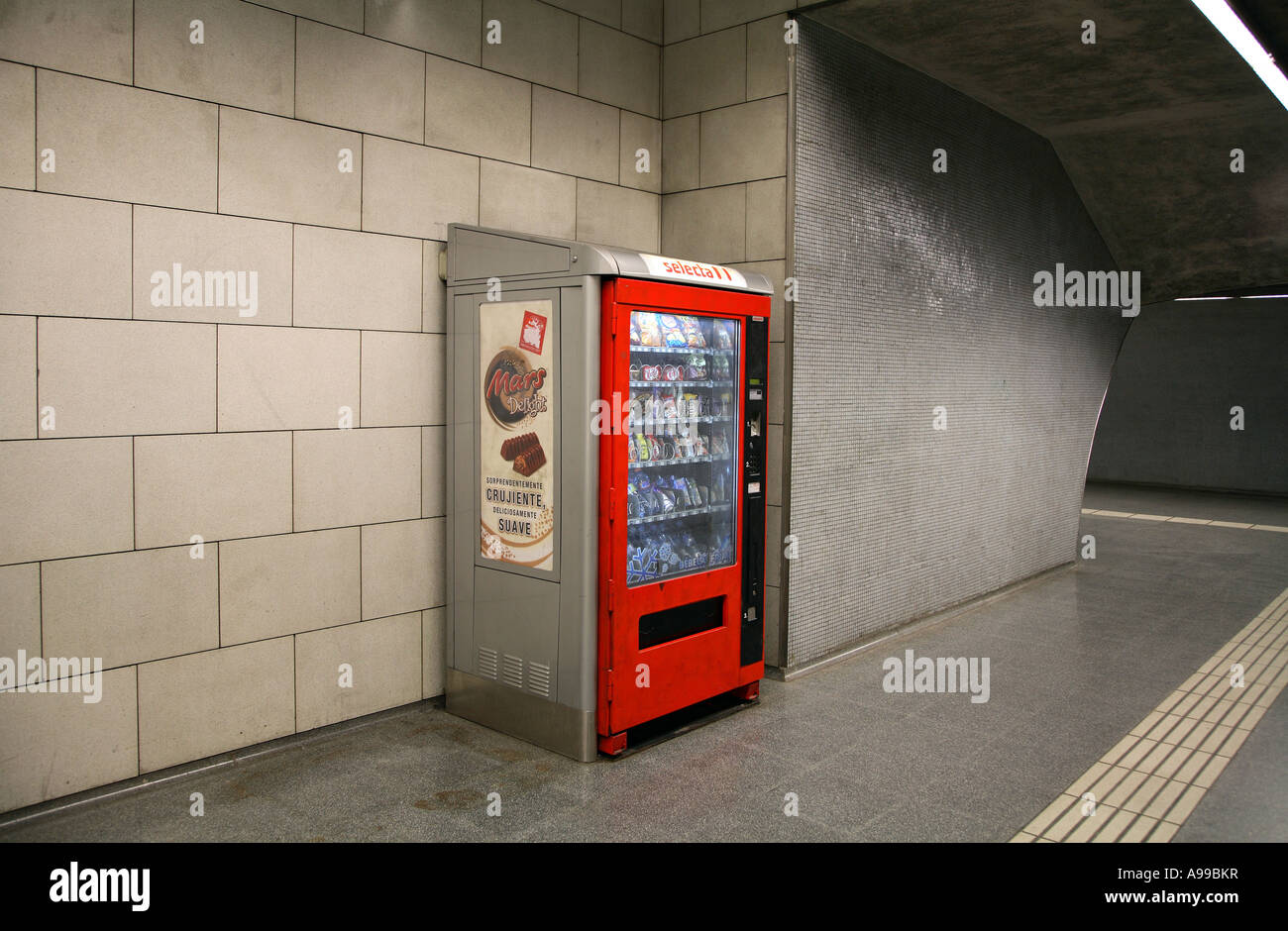 Railway vending machine hi-res stock photography and images - Alamy