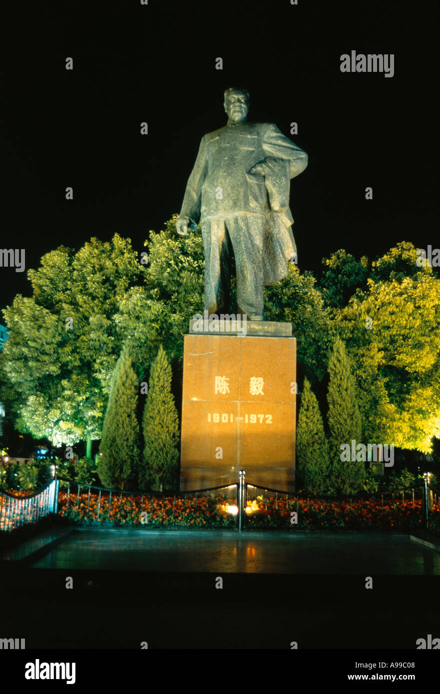 Night View of Statue Chinese Communist leader Mao Tse Tung The Bund ...