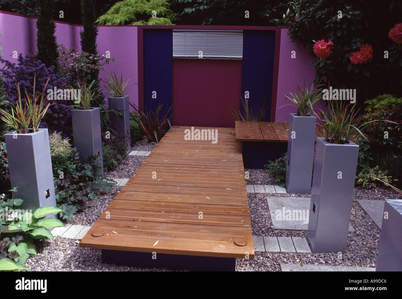Chelsea Flower Show 2003 Catwalk Modern themed garden designed around ...