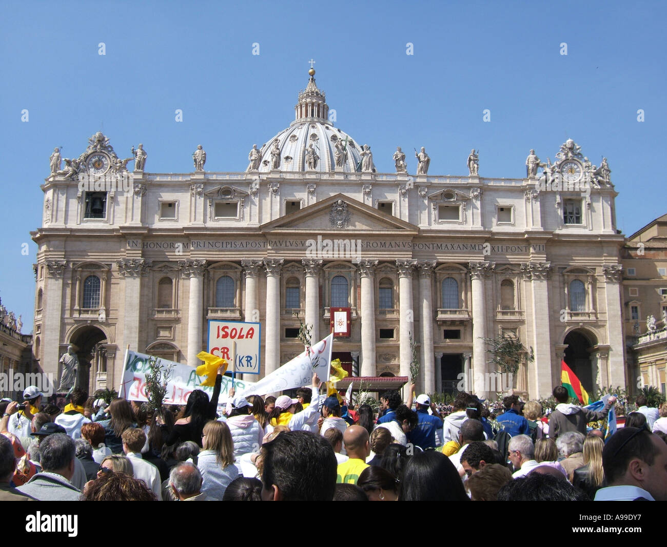 crowd celebrating easter mass in the vatican rome Stock Photo - Alamy