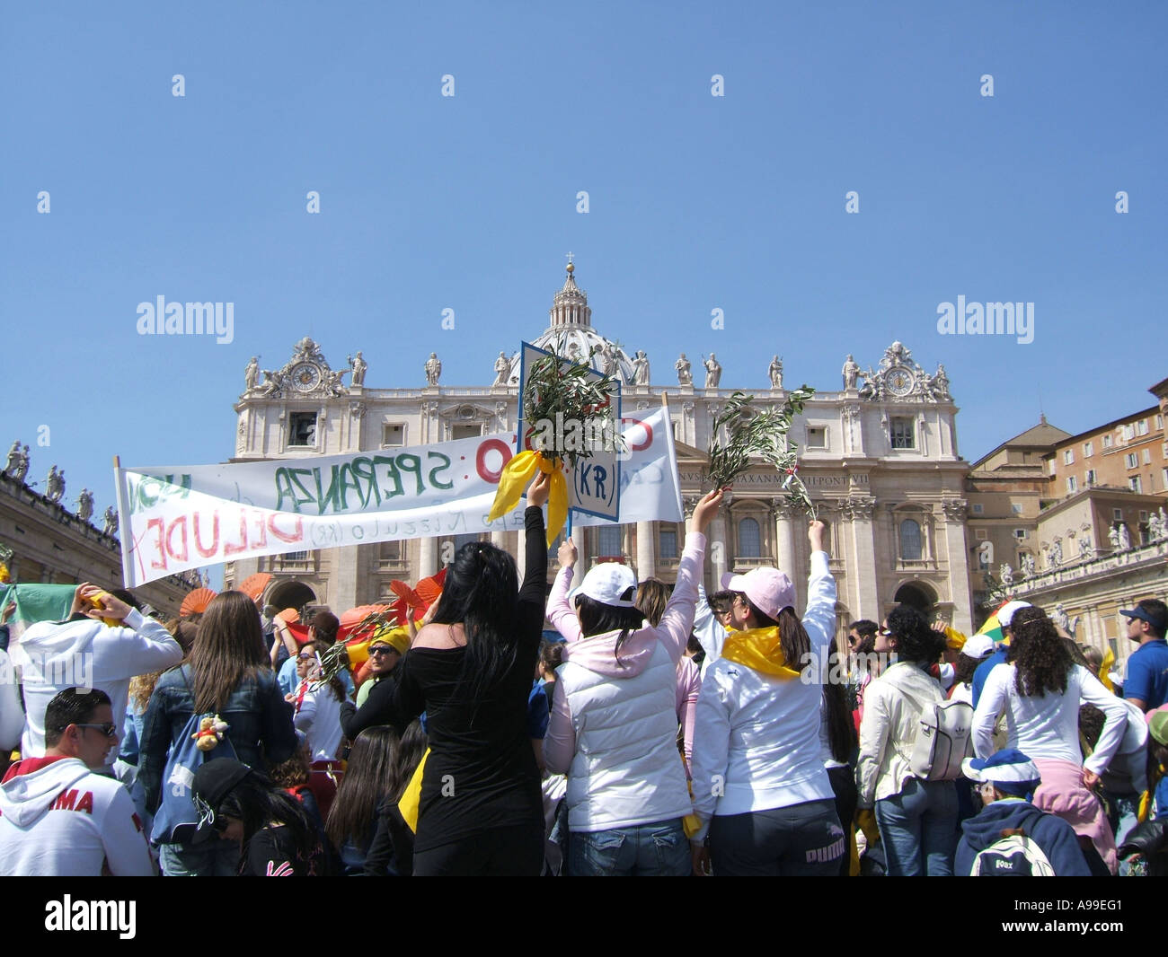 crowd celebrating easter mass in the vatican rome Stock Photo - Alamy