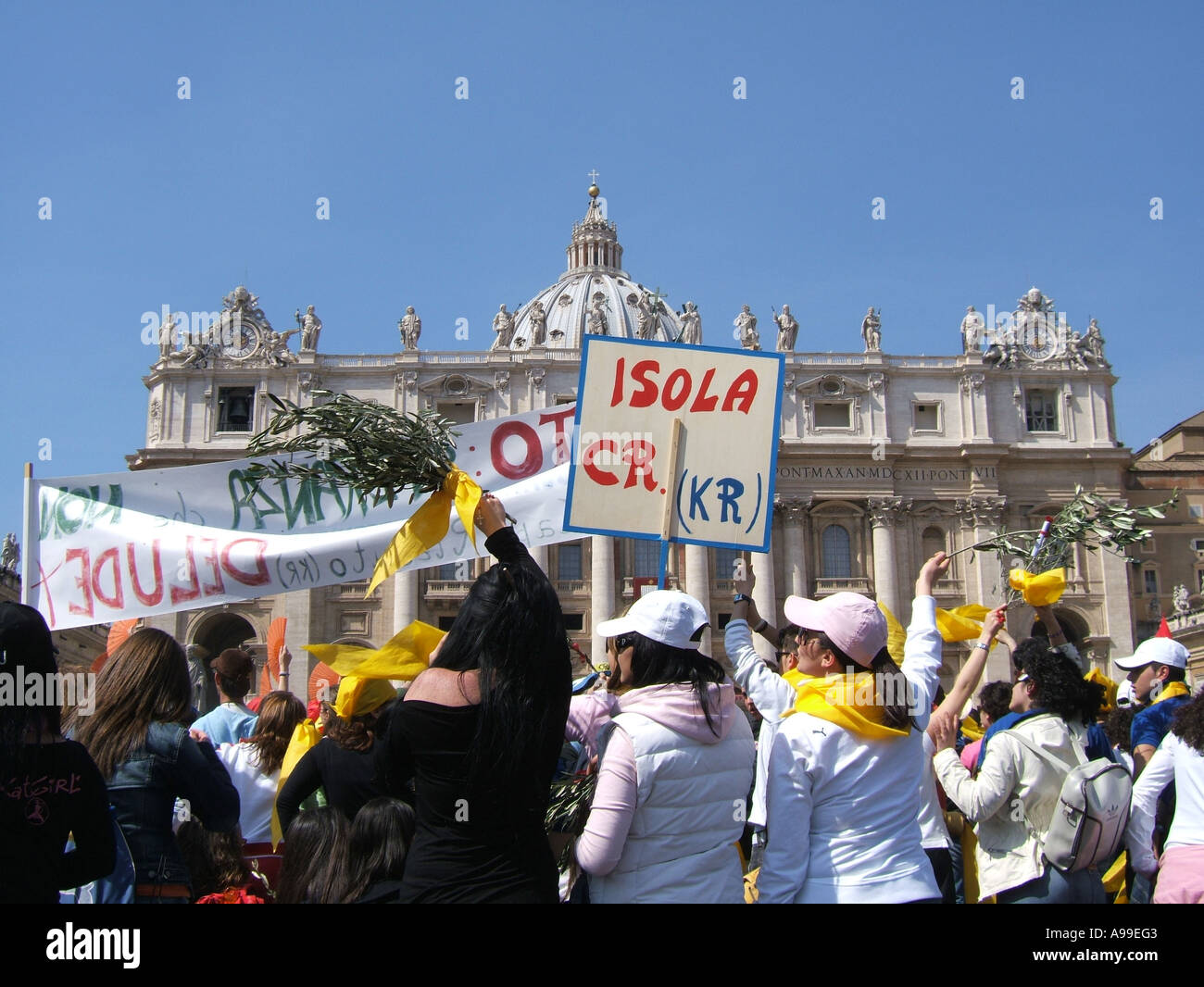 crowd celebrating easter mass in the vatican rome Stock Photo - Alamy