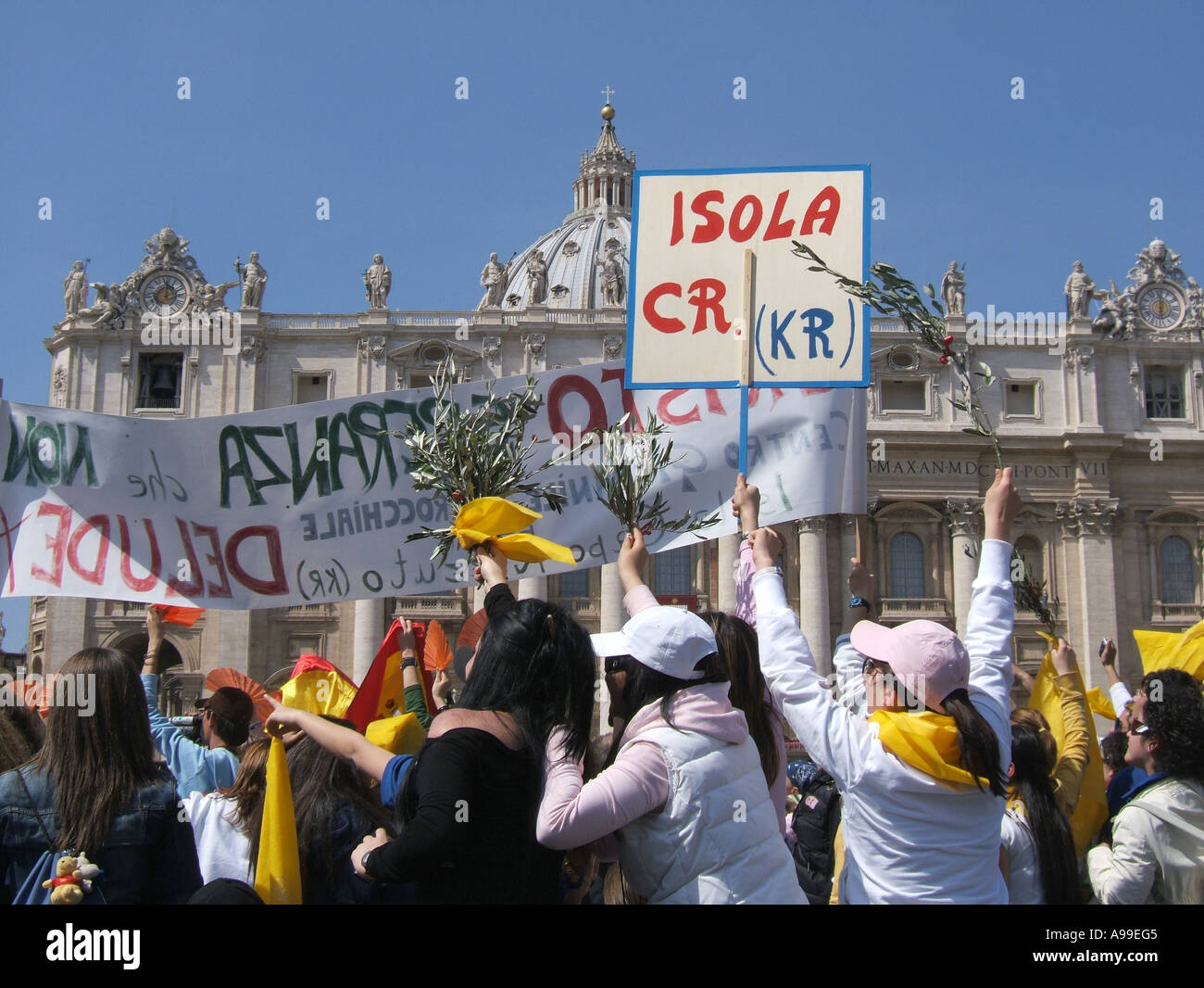 crowd celebrating easter mass in the vatican rome Stock Photo - Alamy
