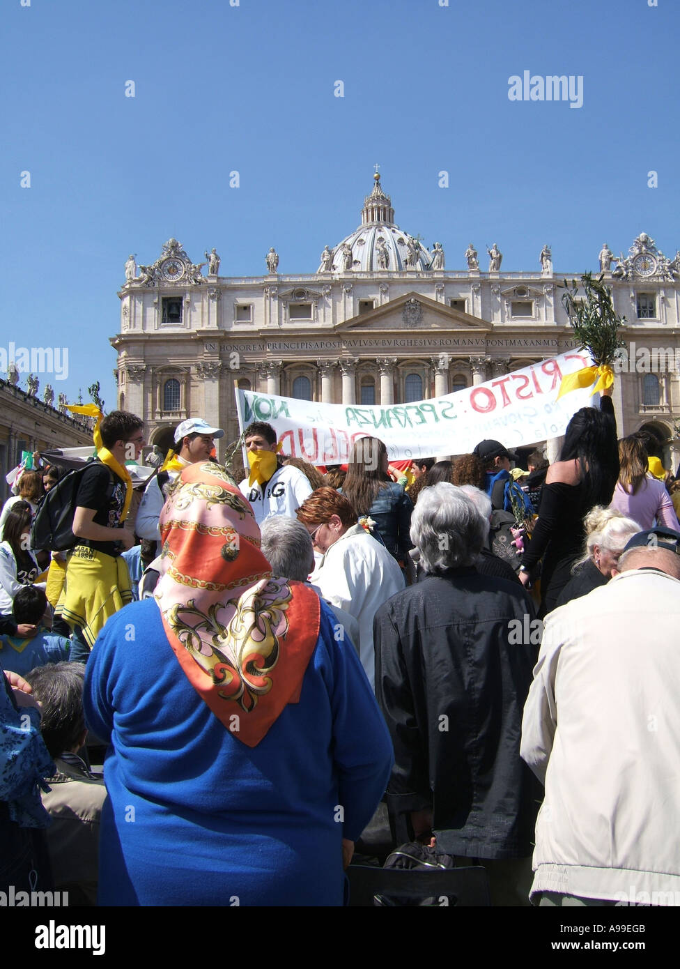 crowd celebrating easter mass in the vatican rome Stock Photo - Alamy