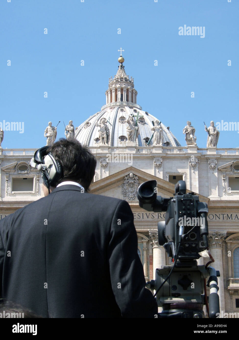 tv cameraman in st peter's square, rome in easter Stock Photo - Alamy