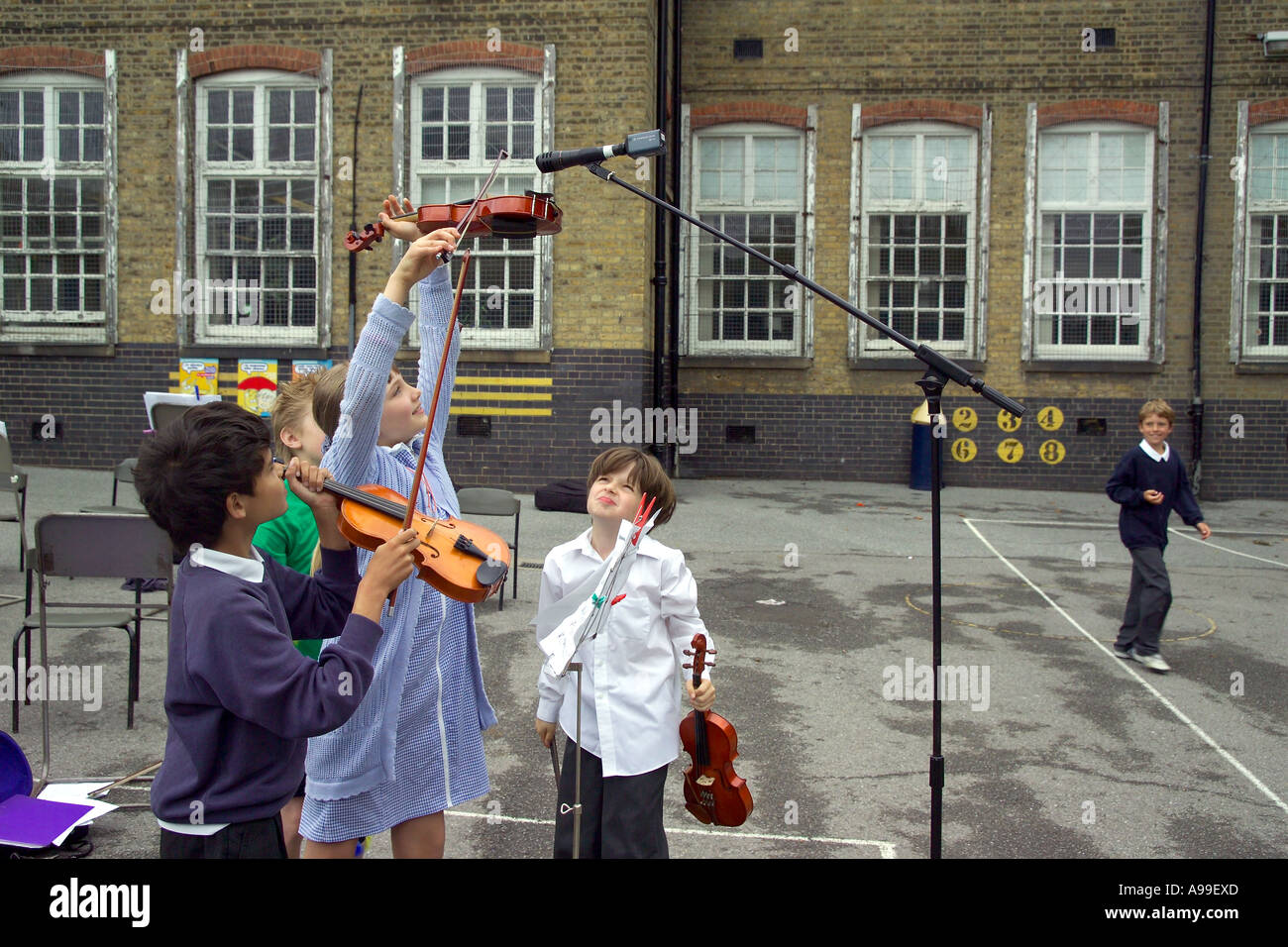 Children playing recorders hi-res stock photography and images - Alamy