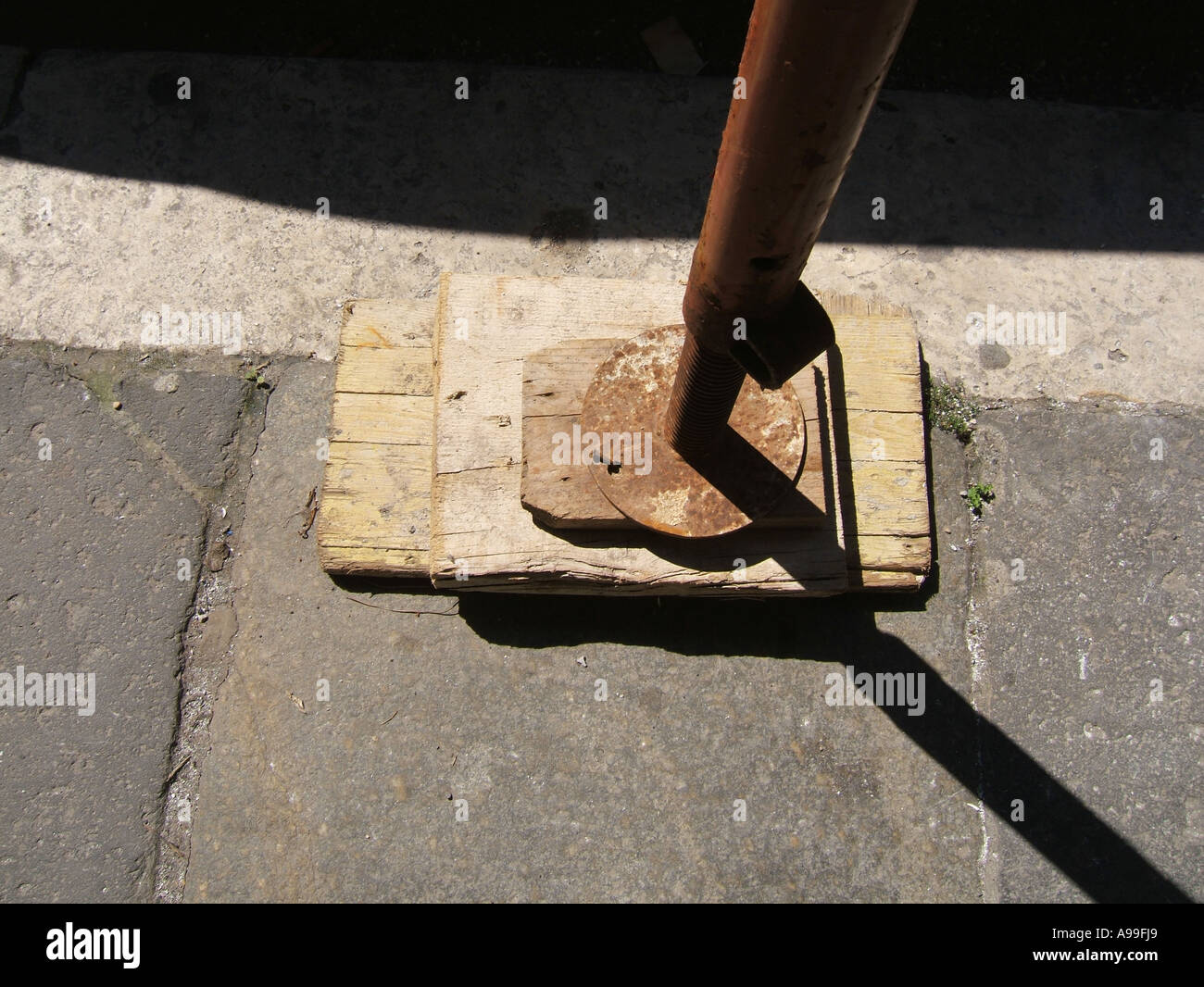 wooden support for scaffolding base Stock Photo - Alamy