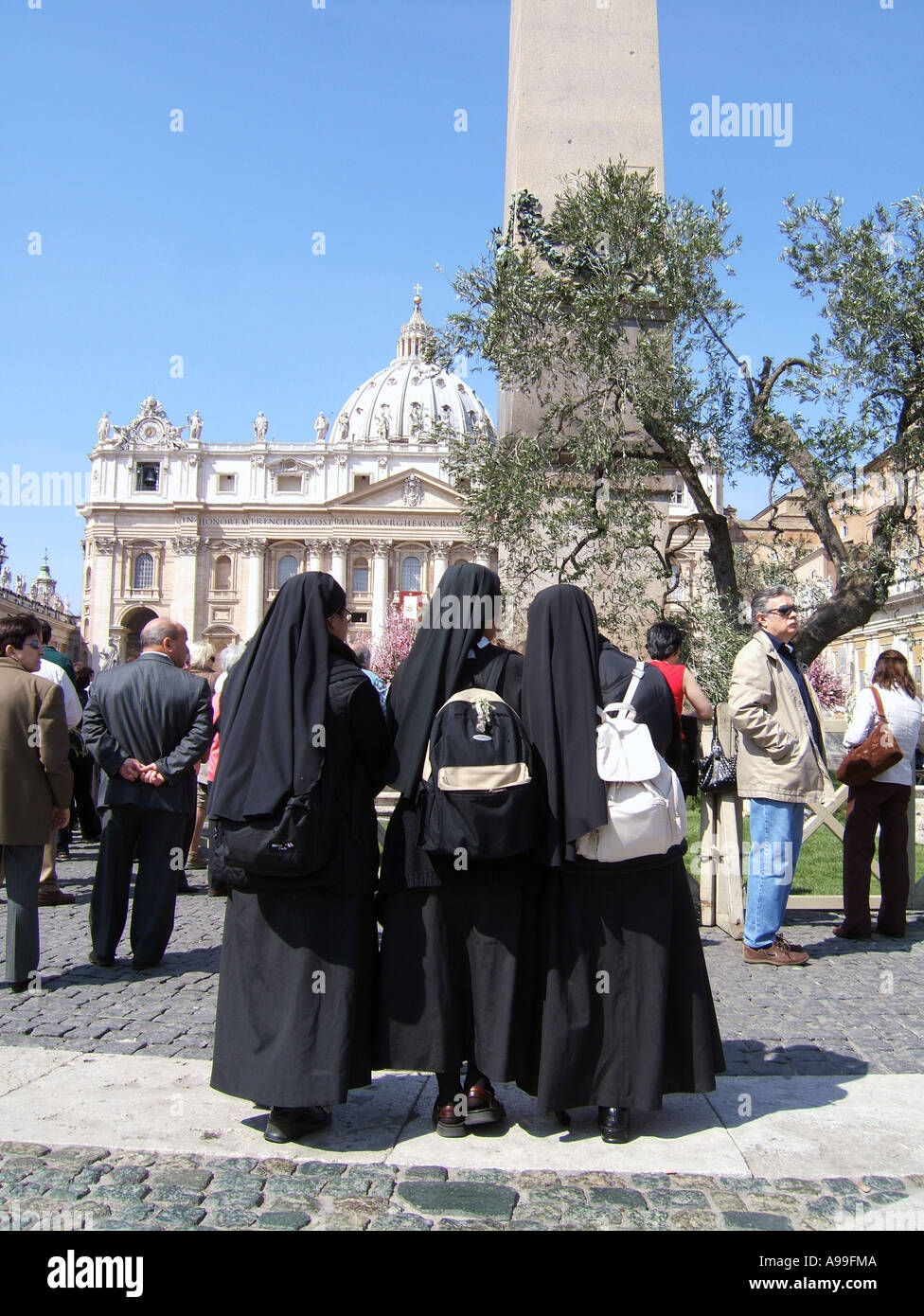 nuns in st peter's square in rome at easter time Stock Photo - Alamy