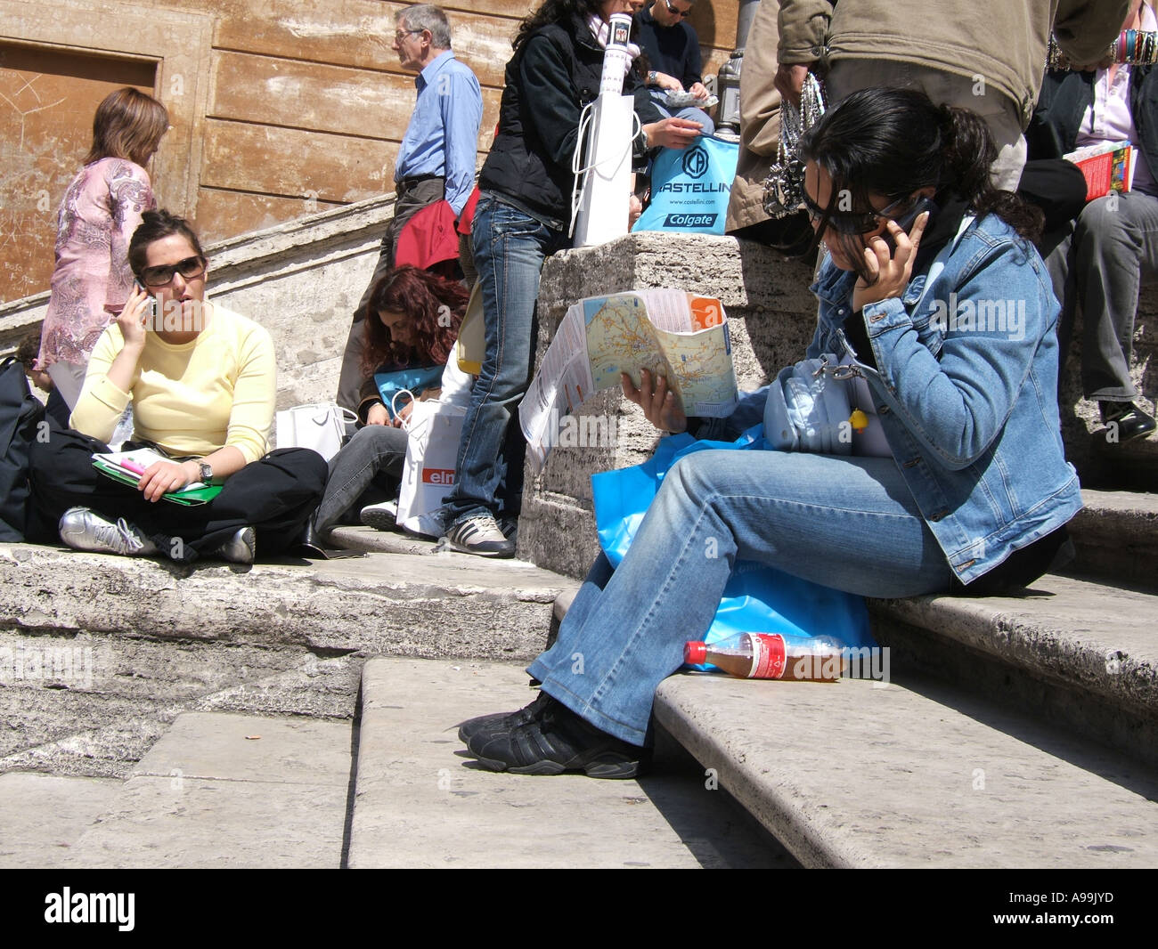people sitting on spanish steps in rome Stock Photo - Alamy
