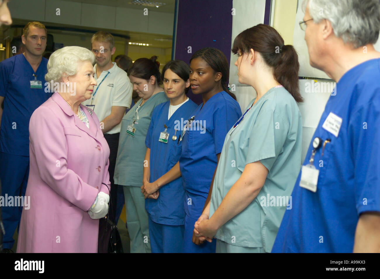 HM The Queen meeting NHS doctors and nurses in ward Stock Photo - Alamy