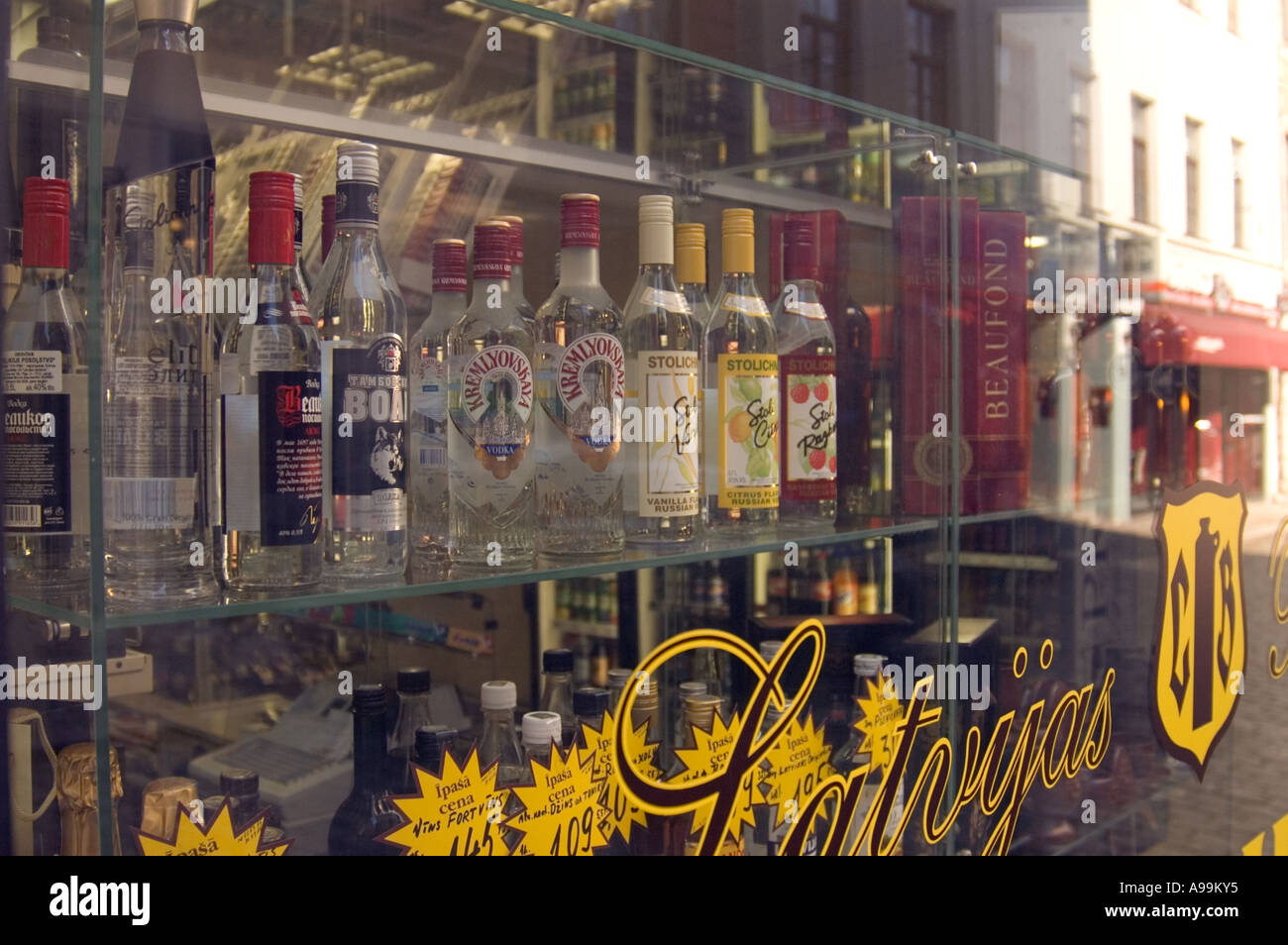 Alcohol window display hi-res stock photography and images - Alamy