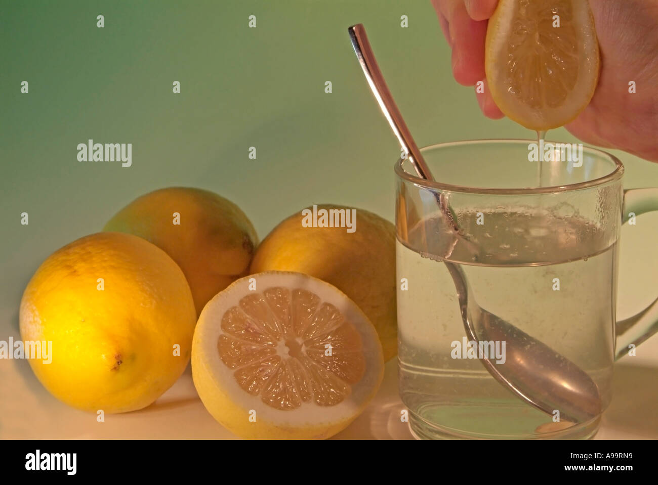 means against colds flu influenza vitamine C hot drink lemon hand ...