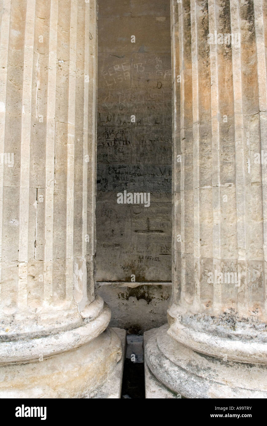 Two vertical fluted columns hi-res stock photography and images - Alamy