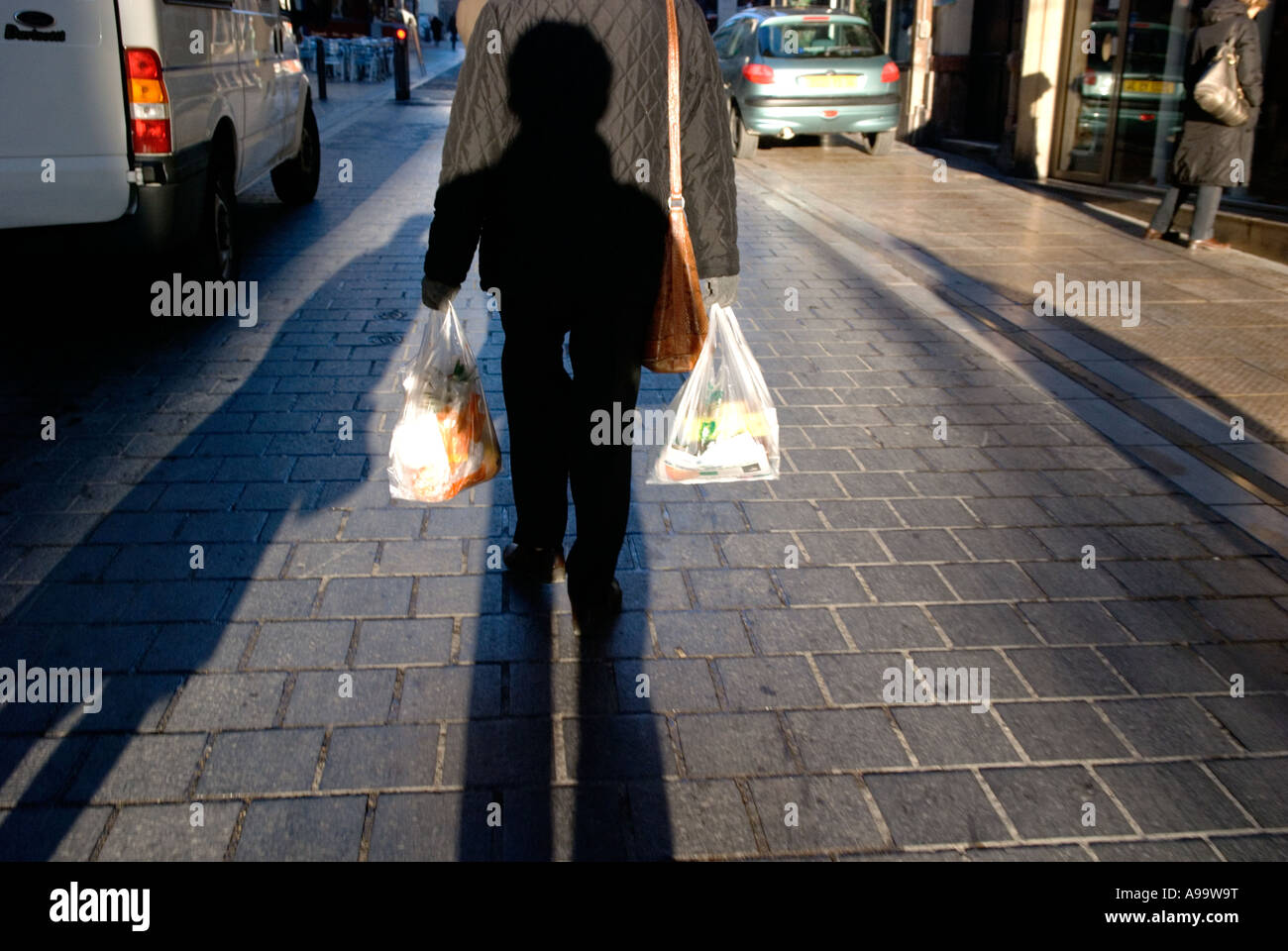Lady carrying grocery bags hi-res stock photography and images - Alamy