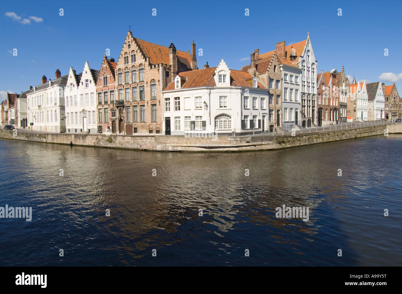 Traditionals buildings that line the canals and waterways ...