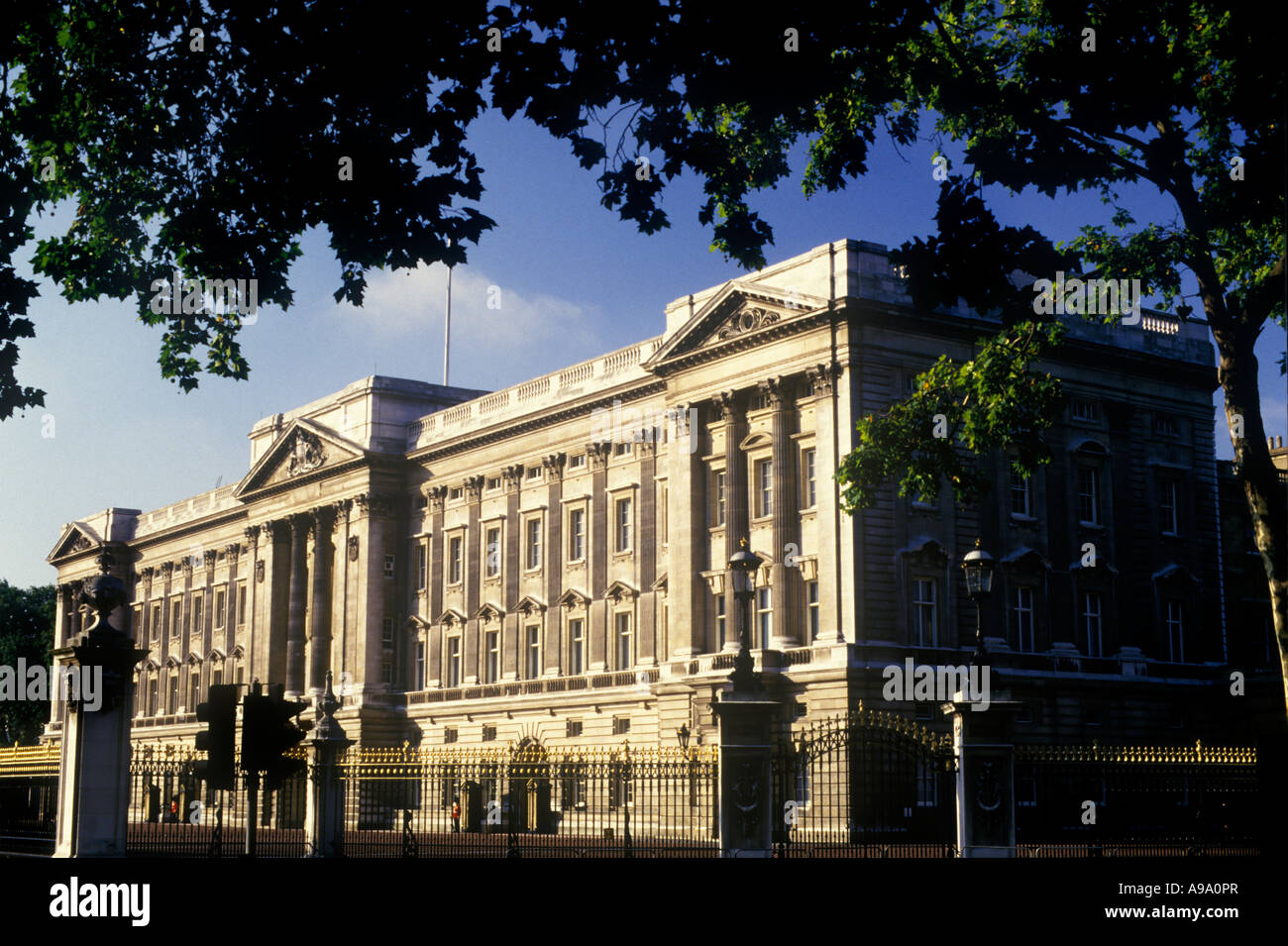 BUCKINGHAM PALACE LONDON ENGLAND UK Stock Photo - Alamy